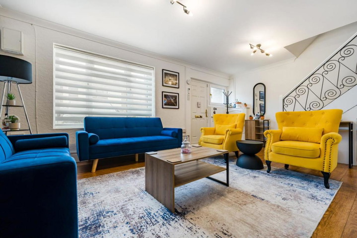 Stylish 3-bed Home - 5 Min Walk To Excel - Free Parking - Near O2 & Canary Wharf - London