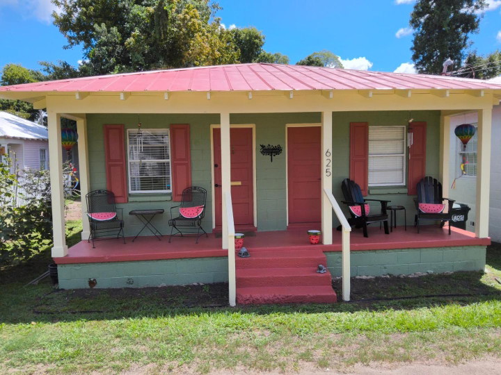 Honeysuckle Hideaway - Natchez, MS