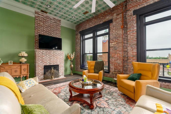 Walkable Downtown Marion Luxury Suite - Marion, IL