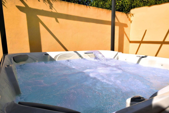 Décompression Assurée - Super Calme - Jacuzzi Chauffé à Remous - Jardin Et Terrasse - Clim - Salle De Jeux Avec Fresque Provençale - Grande Piscine Partagée Au Sel - Maison Spacieuse, Tout éQuipée Et Joliment Décorée - Proche Des Commodités - Montélimar
