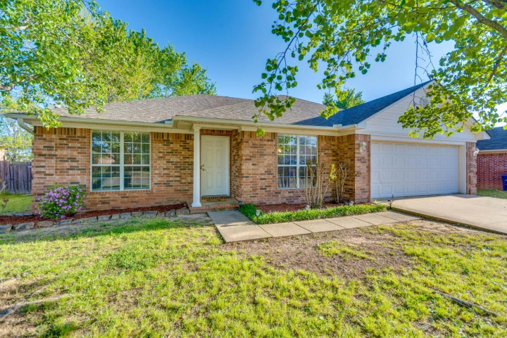 2 Mi To Uca: Group Getaway W/ Private Yard! - Conway, AR