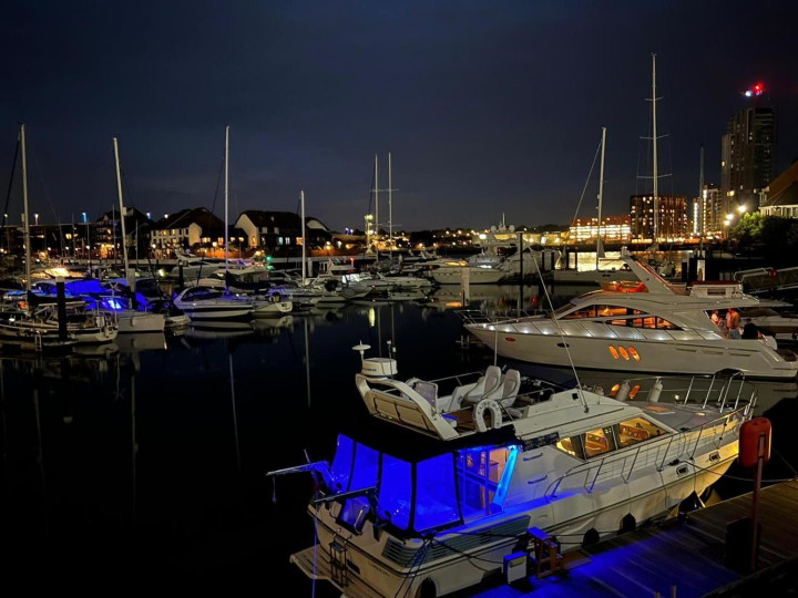 Luxury 40 Foot Yacht On 5 Star Ocean Village Marina Southampton - Minutes Away From City Centre And Cruise Terminals - Free Parking Included - Southampton