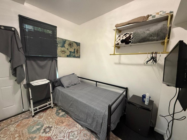 Cozy Bedroom Sleep Two Guest Has Wifi - Philadelphia, PA
