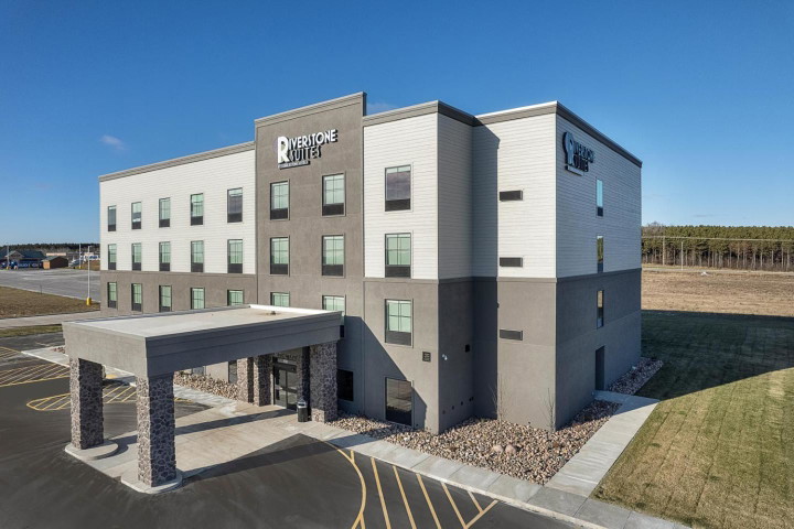 Riverstone Suites By Cobblestone Hotels - Chippewa Falls - Wisconsin