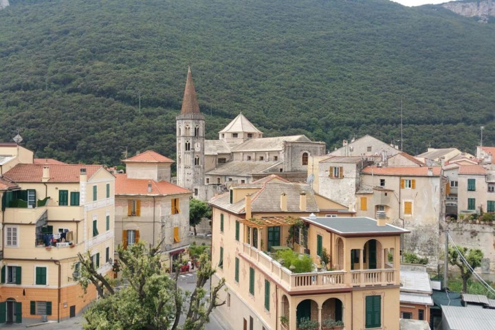 Finestra Sul Borgo - Finale Ligure