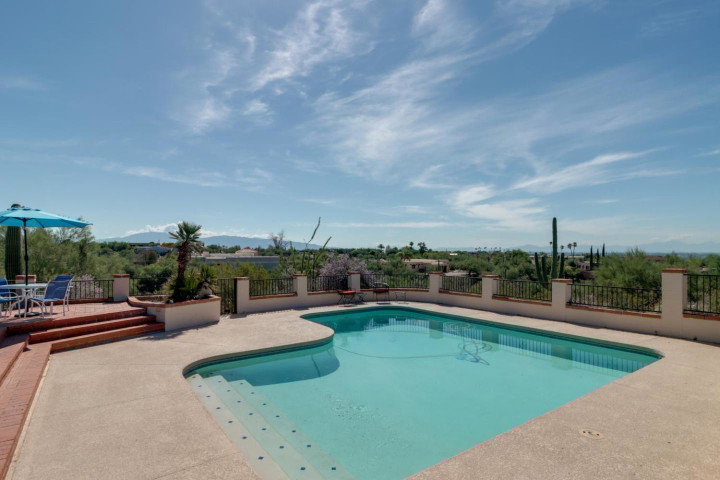 Pool, Putting Green & Mtn Views: Tucson Home - Tucson, AZ
