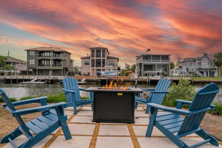 Hernando Beach Breeze Waterfront On Deep Canal, Hot Tub, Firepit, Bikes, Game Room, Sleeps 6, 1 Dog Ok With Addl Fee - Weeki Wachee, FL