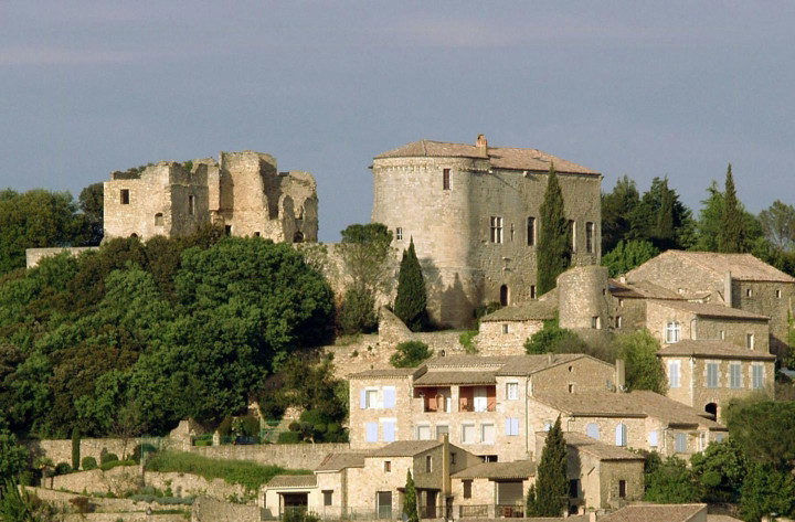Artist's Château With Ruins In Gard - Pont-Saint-Esprit