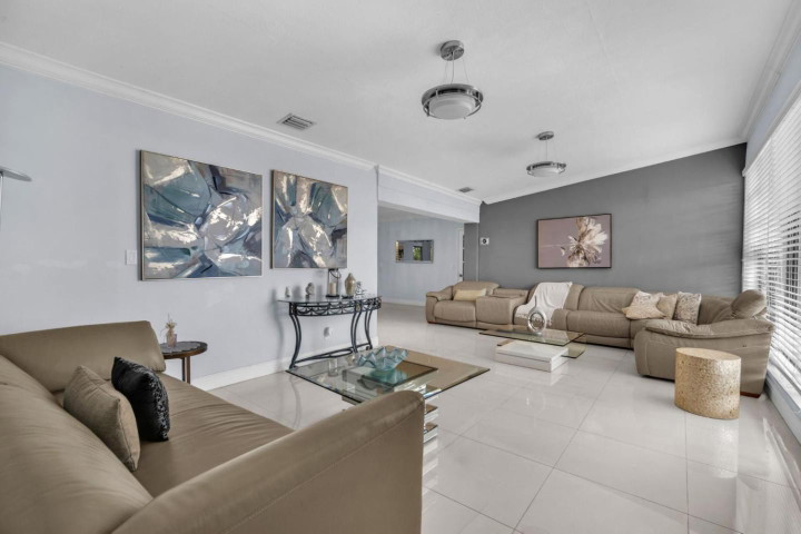 Modern Miami Oversized 3 Bedroom In Central Location - Doral, FL