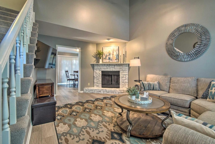 Modern Townhome W/ Fireplace: Near Stoll Park - Kansas City