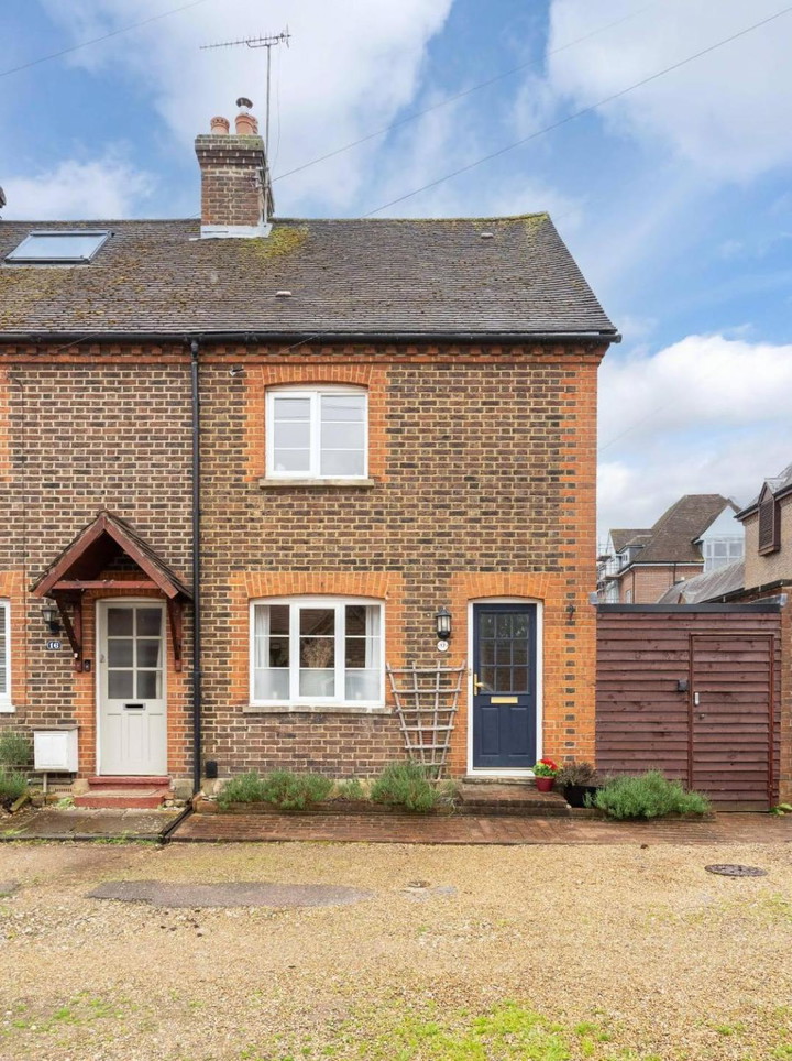Quaint 3 Bed Cottage In Central Dorking With Parking - Epsom