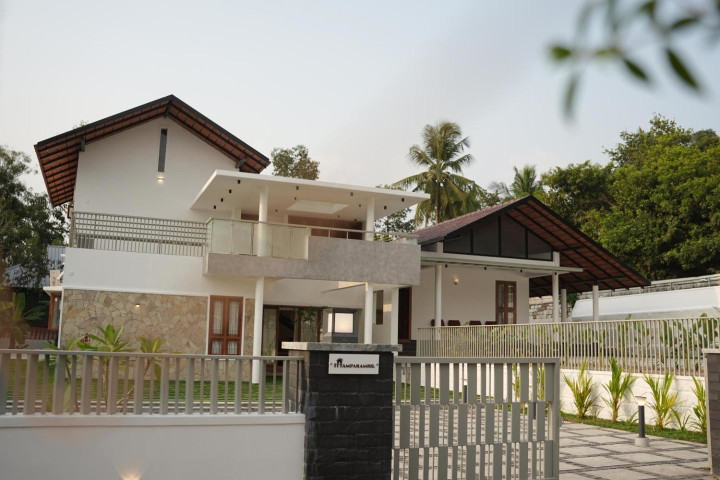 Modern 4br Home With Attached Bathrooms - Kottayam