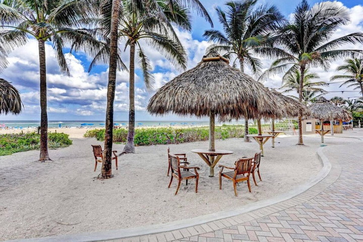 2b Beachfront Condo! Pool! Games! 15 Mins To Pbi! - West Palm Beach, FL
