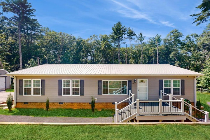291 Midland Dr - Lake Tugalo, SC