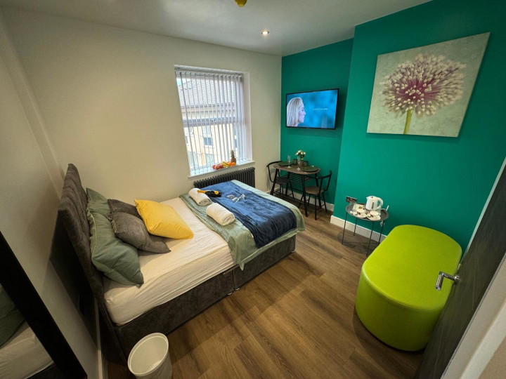Luxury 6-bed House - 6 En Suite- Jaquzzi Baths - Private Parking - Suitable For Contractors - Bradford, United Kingdom