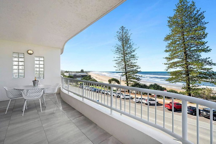 Luxurious Beachfront Penthouse - Coolum Beach