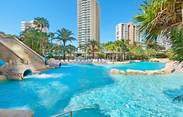 Luxury Resort - Sleeps 8 - Parking & Baby Stay - Surfers Paradise