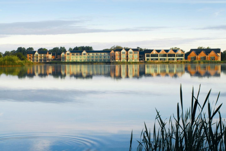 De Vere Cotswold Water Park Apartments - 비버리