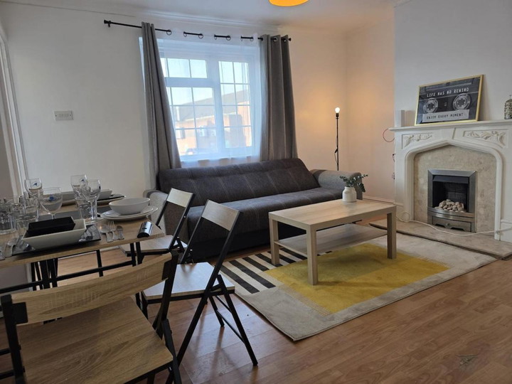 Spacious 3br Home-parkingx3, Fast Wifi, Swindon - 