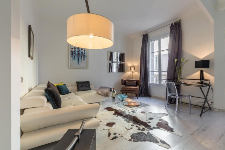 Centrally Located Modern 2 Bed Apartment In Cannes With Aircon And High Ceilings And Modern Design 696 - Cannes