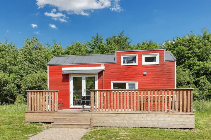 Red Tiny House With Outdoor Wellness - Soest