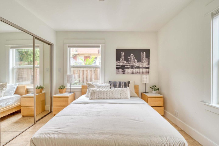 Stay Portland - The Sunnyside Cottage, Local Shops & Nightlife - Portland, OR