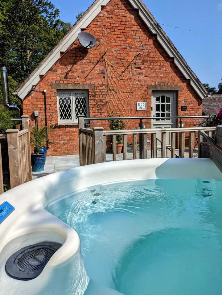 The Coach House Apartment At Cefn Tilla Court, Usk - Usk