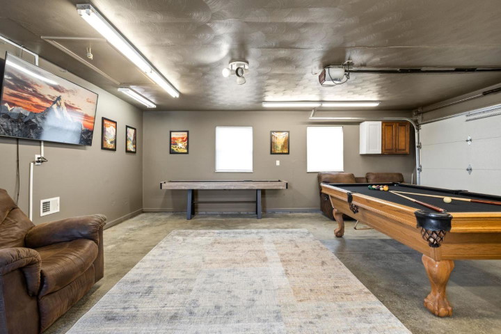 Game Room, Pool Table & Shuffleboard 4br - Greenwood, IN