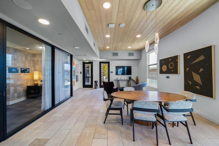 Chic Downtown Stay Walk To Beach - Long Beach, CA