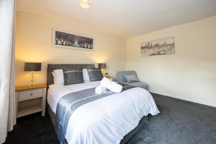 Spacious 3 Bedroom Home With Free Wifi, Garden, Parking And Excellent Links To Greater Manchester - Bolton