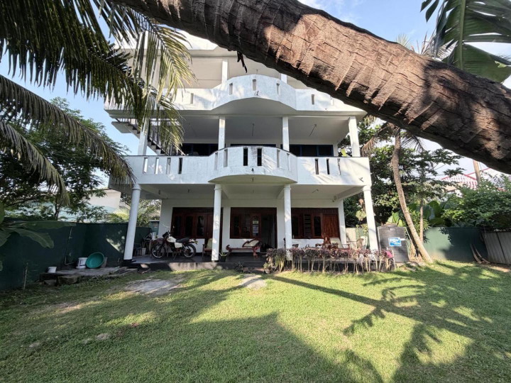 White House & Sea Food Restaurant - Hikkaduwa