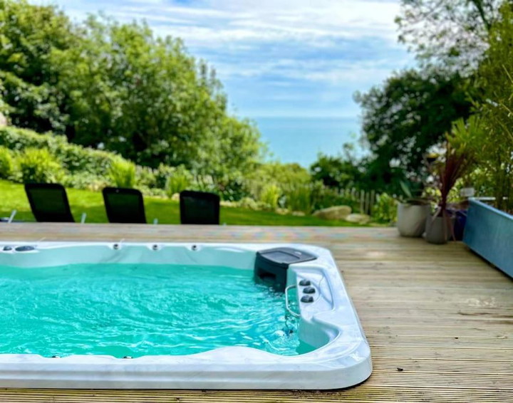 Relaxing Private Entrance Ensuite Room With Stunning Sea View And Swimspa - Isle of Wight