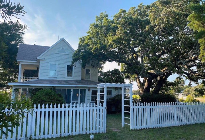 Historic Old Oak Cottage-great Water Views! - Harkers Island, NC