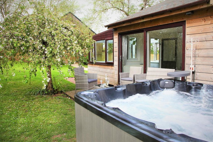 Wood Lodge - Aircon, Hot-tub & Pet Proof Garden - Barnstaple
