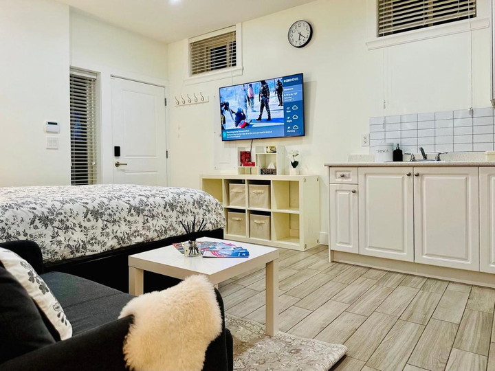 Modern Studio For 2 - Near Skytrain To Downtown - Free Parking - Vancouver