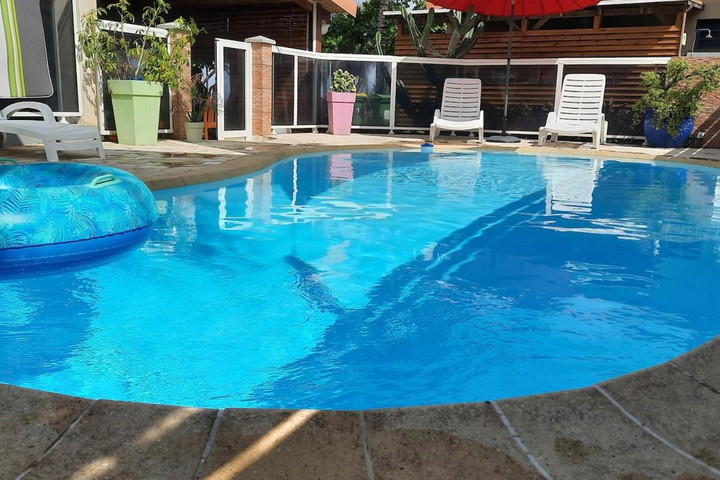 Les Pierres à Chaux Pieds Dans L Eau Avec Piscine - Saint-Pierre