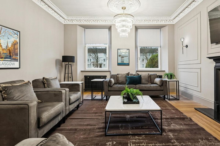 Spacious Home With 3 Bathrooms And Private Parking - Glasgow
