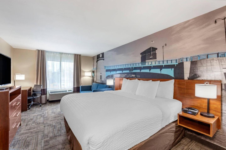 Clarion Pointe Racine - Mount Pleasant - Kenosha, WI
