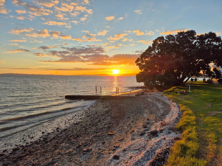 Bonnie Doon On The Thames Coast - Thames