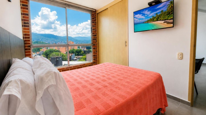 Great Laureles Views, Cold Ac And Best Price - Medellín