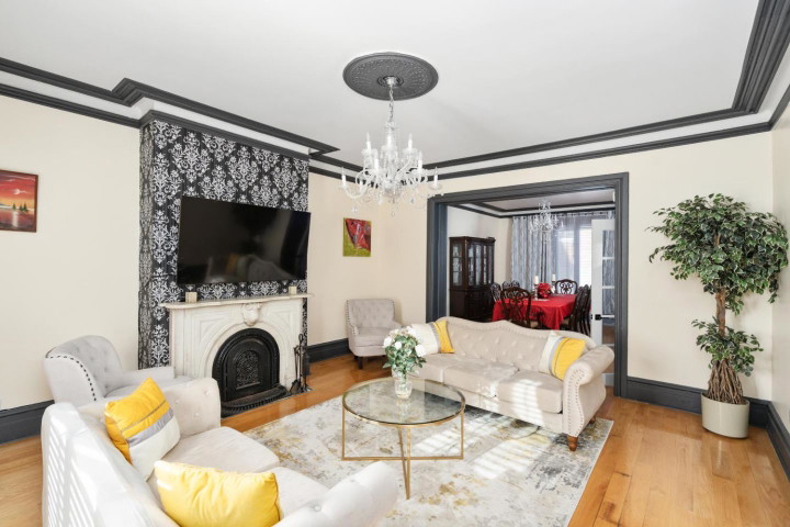 Centennial 6-bedroom Waterfront Palace Sleeps 14 - Dorval