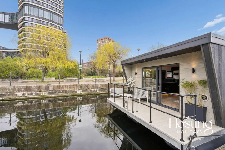 The Nautilus - Luxury 2-bed Floating Home - London, UK