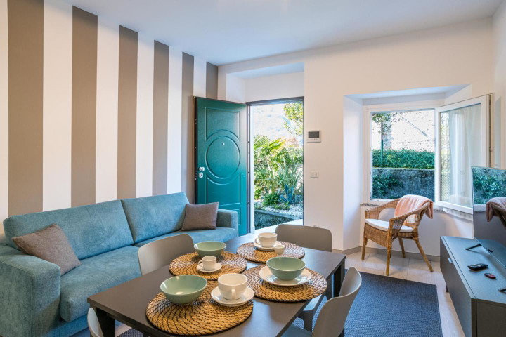 Guesthost - Charming 3-story Lakefront Villa - Lierna