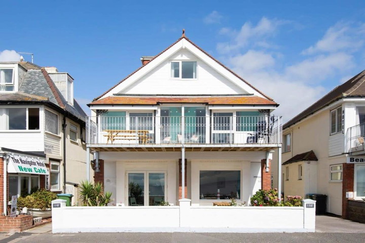 Beautiful Beachfront House Wth Balcony & Sea Views - Bognor Regis