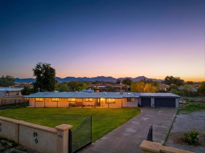 Gated Acre Poolside Retreat - Tucson