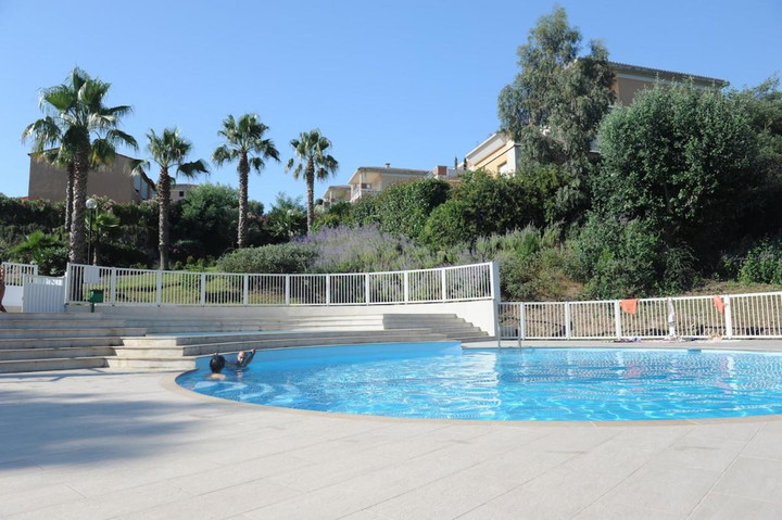 Apartment In Park With Pool - Cannes