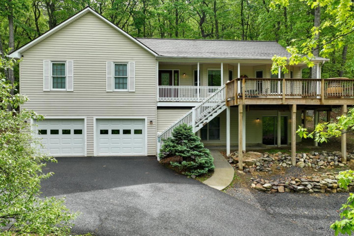 17-seat Home Theater, Hot Tub, Huge Game Room! - Shenandoah, VA