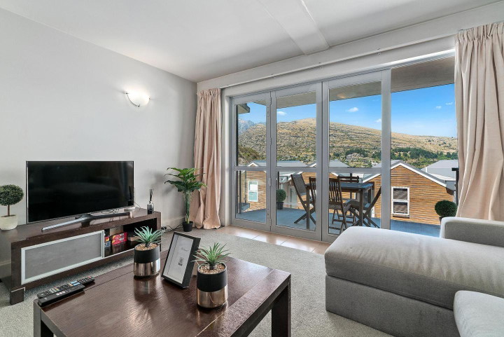 Lakeside Living - Modern 2-bedroom Apartment - Queenstown