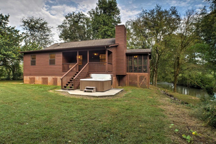 Creekfront Cabin Near Chattanooga W/ Hot Tub! - Chattanooga, TN