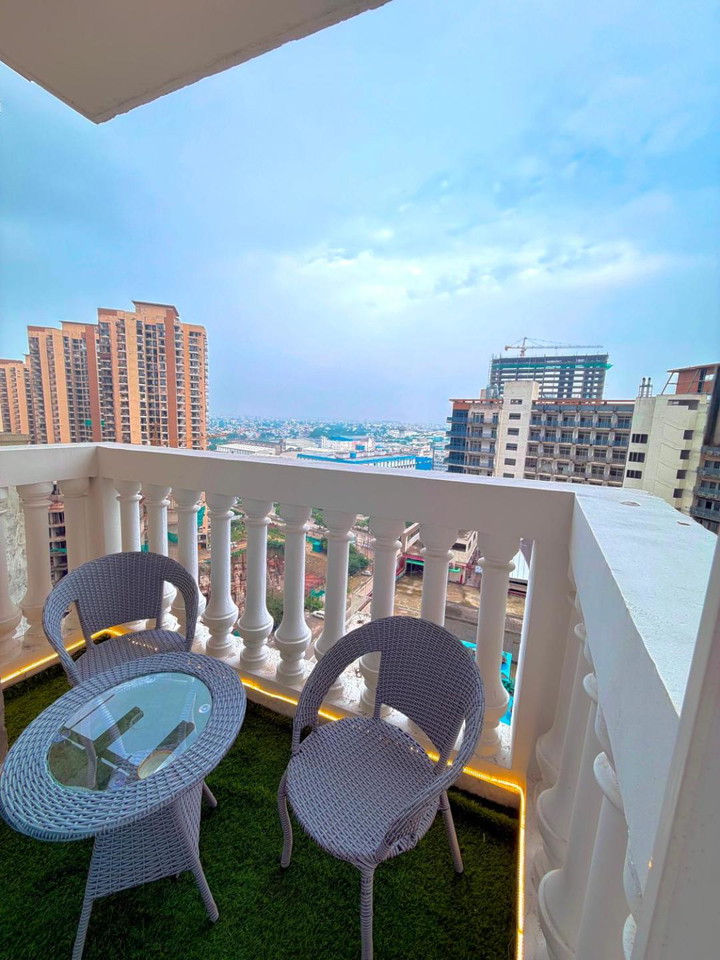 The Perch 14th- Cozy 1bhk Studio-city View-in Mall - Noida